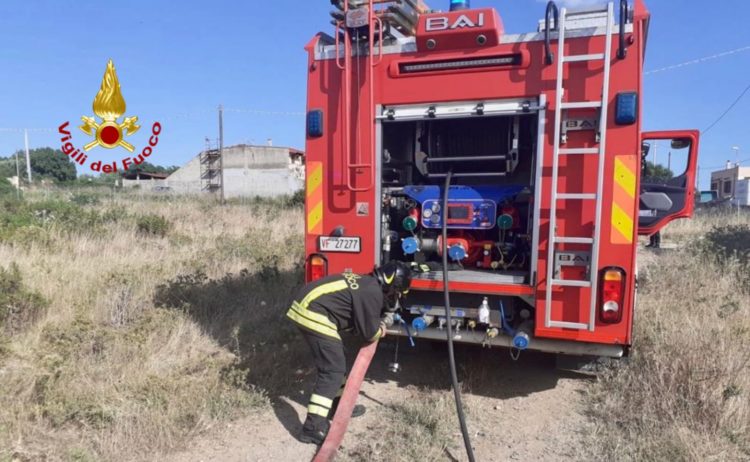 A Selargius, in località "Riu Mortu", i vigili del fuoco hanno spento ...