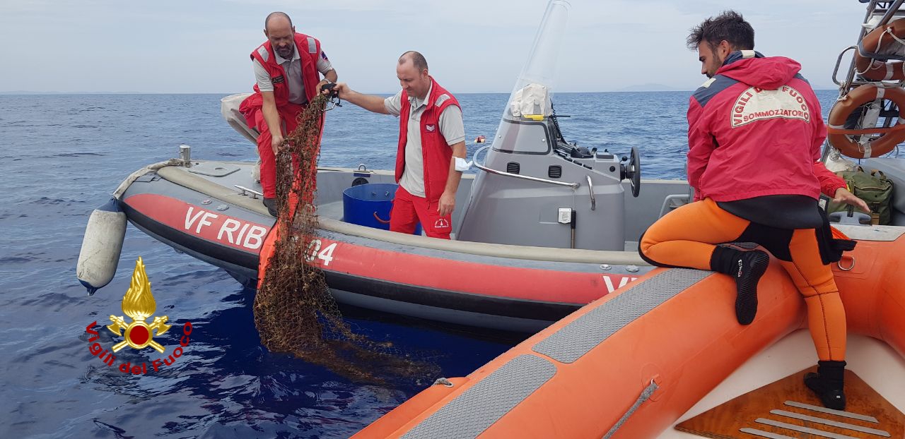 Rete da 25 metri in una secca recuperata dai vigili del fuoco di Sassari - Sardegna