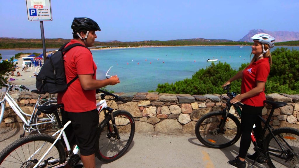 Un viaggio tra i ricordi in Sardegna, su Prime Video con “Bicibicitalia” gli attori Federico ...