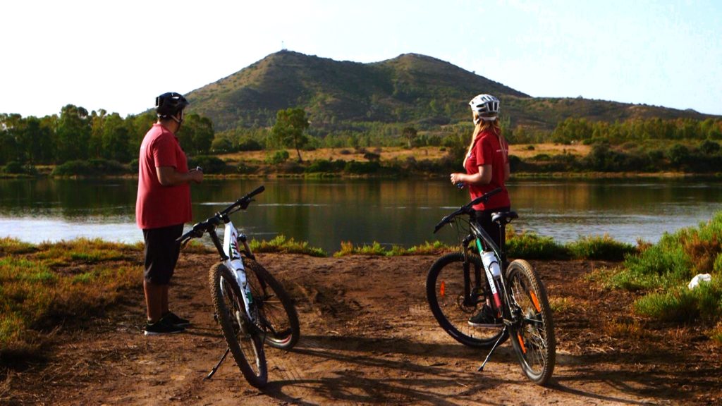 Un viaggio tra i ricordi in Sardegna, su Prime Video con “Bicibicitalia” gli attori Federico ...