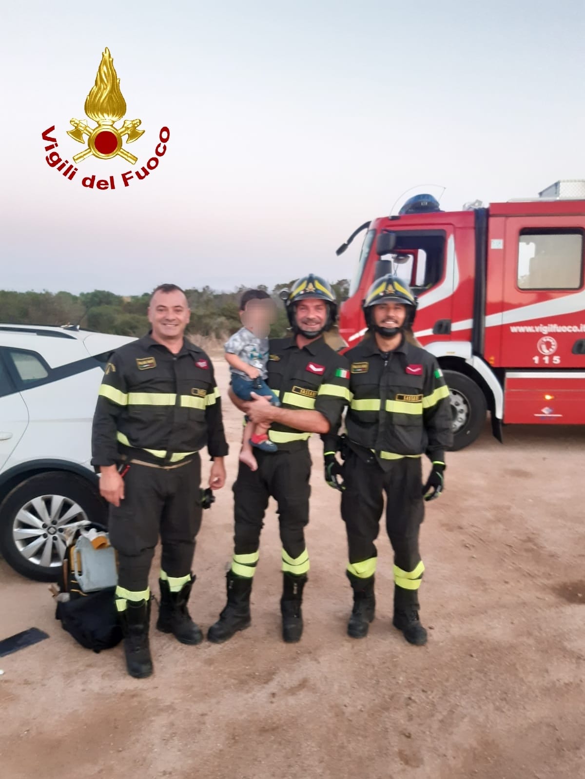 Arzachena: bimbo rimane chiuso all'interno dell'abitacolo dell'auto dei genitori, intervengono i ...